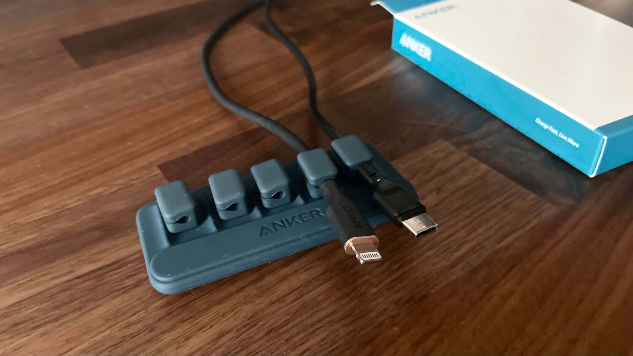 【Anker Magnetic Cable Holder レビュー】めんどくさがり屋でも簡単ケーブル整理 | たくブログ